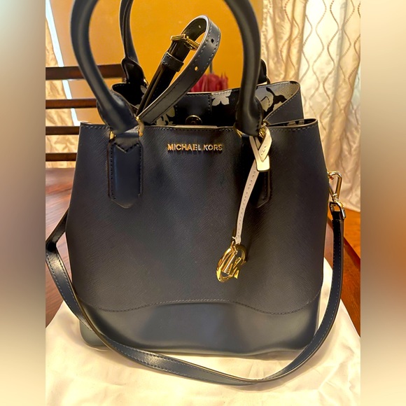 Michael Kors | Bags | Michael Kors Bucket Bag Shouldercrossbody | Poshmark